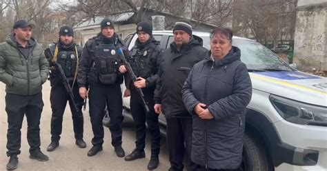 Евакуація з небезпечного села на Херсонщині вивезли групу людей Читайте на Ukr Net