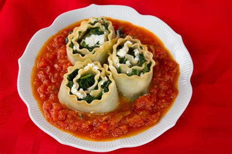 Spinach Lasagna Rolls In Marinara Sauce The Single Gourmand