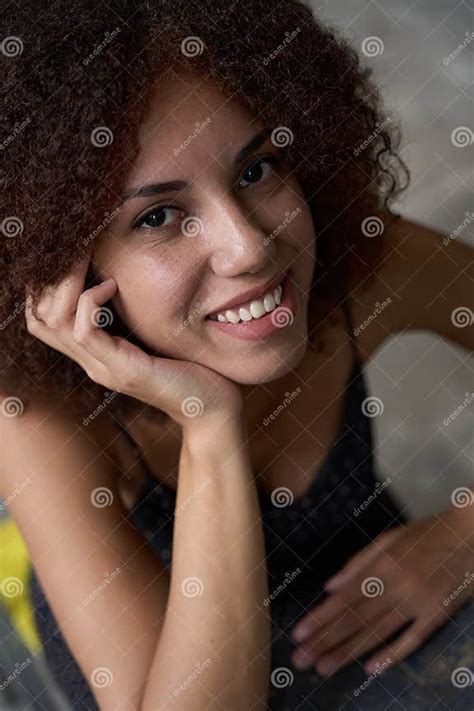 Adorable Joven Sonriente Y Con Aspecto Contenta Foto De Archivo