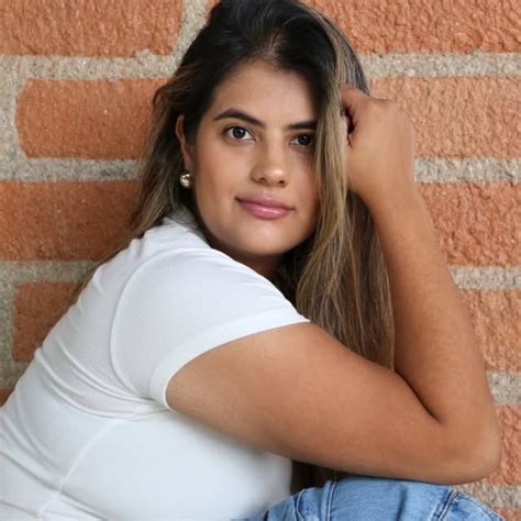 Mariana Rincón Maririncon • Threads Say More