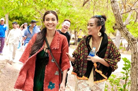 ហ្វេនៗលួចអៀន ក្រោយឃើញវីដេអូ បវរកញ្ញាថៃនិងខ្មែរ ស្និទស្នាលដាក់គ្នាដូច្នេះ មានវីដេអូ Khmerload