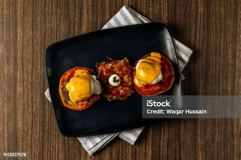 건강한 아침 식사와 패스트 푸드 세트 계란 블랙 스톤 윙 징 치킨 슈니첼 샐러드 팬 프라이드 와일드 대구 생선 Bratwurst 계란 토스트 및 어두운 나무 테이블 상단