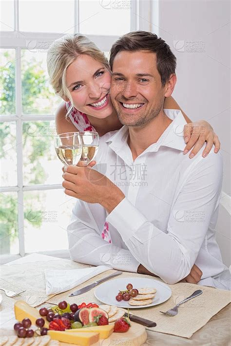 幸福的年轻夫妇拿着酒杯吃东西素材 花瓣网