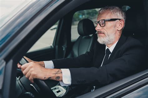 여행과 성공을 대표하는 도시 거리에서 자동차를 운전하는 자신감 넘치는 성숙한 사업가 50 54세에 대한 스톡 사진 및 기타 이미지 50 54세 거리 교통수단 Istock