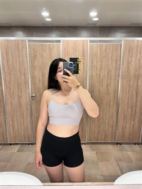 各位女生去健身都怎麼穿 大t還是背心🥰 拜託各位女生🫶就算是肉肉女也要抬頭挺胸走進去！ 就是有肉或想更結實才要去健身房啊！！ 健身