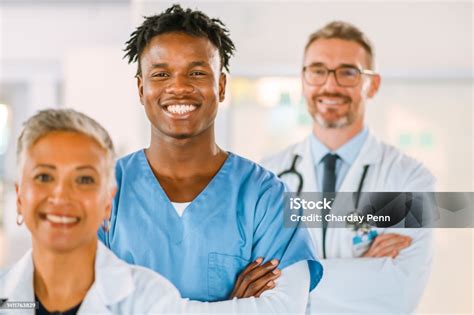 병원에서 성공적인 의사 팀과 함께 일하는 남성 아프리카 간호사 또는 의료 인턴의 초상화 함께 서서 환자가 길고 건강한 삶을 살 수 있도록 도울 준비가 된 의료 종사자 20
