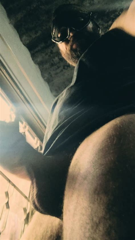 رجل عاري يقوم بتدليك القضيب Badwolf28 مطر القضيب Eporner