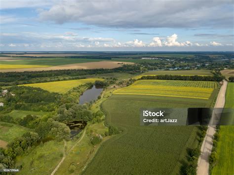 강 비포장도로 흐린 하늘에 대 한 농업 분야와 시골에 무인 항공기에서 파노라마 보기 0명에 대한 스톡 사진 및 기타 이미지 0명 강 경관 Istock