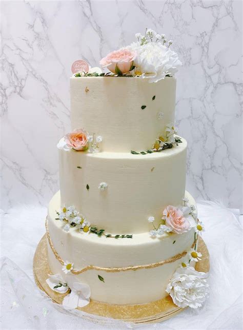Daisies Minimalist Romance Wedding Cake