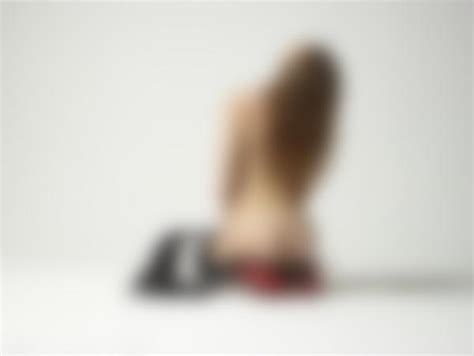 安雅 鞭打 热 100 个裸体女孩