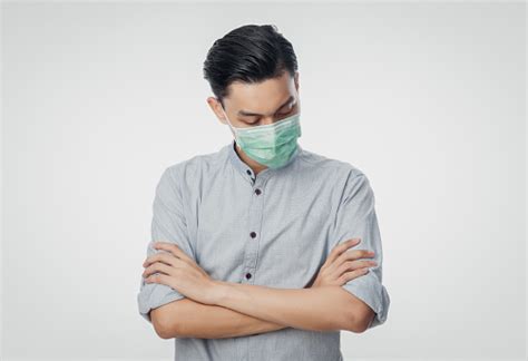 위생 마스크를 착용하고 아래를 내려다 보는 젊은 아시아 사업가 감염 방지 2019ncov 또는 코로나바이러스 흰색 배경에 격리