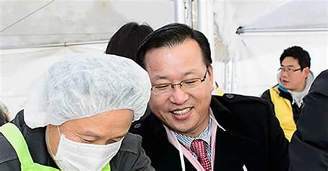 김장 담그는 권도엽 국토해양부 장관