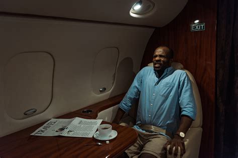 개인 제트기에 앉아 비행의 두려움과 겁에 질린 아프리카 계 미국인 남자 불안에 대한 스톡 사진 및 기타 이미지 불안 비행기 개인 비행기 Istock