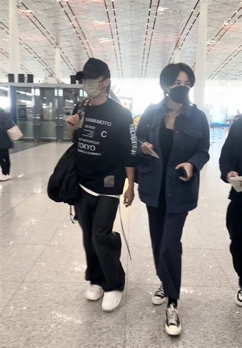 王菲谢霆锋现身机场 开心与粉丝告别 搜狐大视野 搜狐新闻