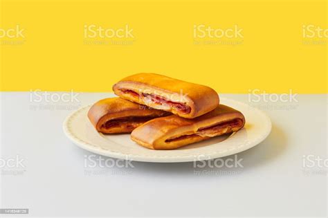 Lanche는 치즈와 쵸 리조를 곁들인 전통적인 포르투갈 샌드위치를 Misto합니다 노란색 배경 위에 맛있는 아침 식사 0명에