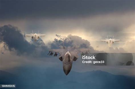 구름 위로 날아다니는 F35 전투기 3대 0명에 대한 스톡 사진 및 기타 이미지 0명 3가지 개체 3차원 형태 Istock