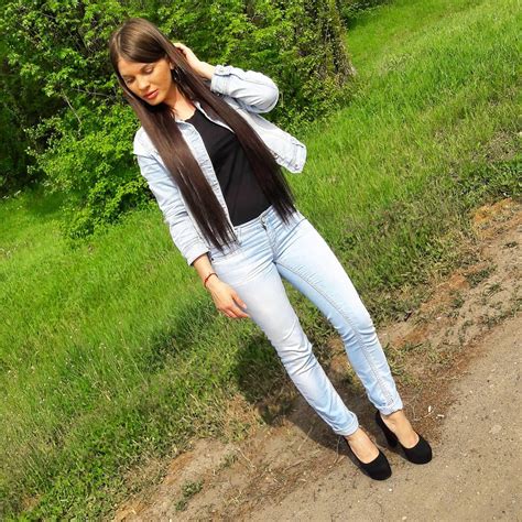 Длинноволосая девчонка брюнетка в джинсах Лучшие фото девушек в колготках чулках купальниках