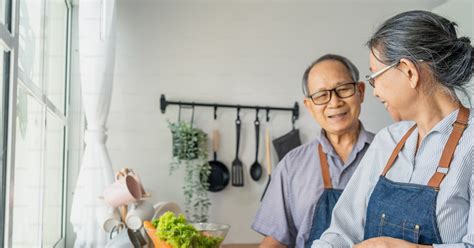 아시아를 사랑하는 노부부는 앞치마를 입고 부엌에서 요리를 한다 매력적인 강한 노인과 여자 조부모는 안경을 착용하고 집에서 은퇴 생활 활동을 즐깁니다 가족 관계 개념입니다