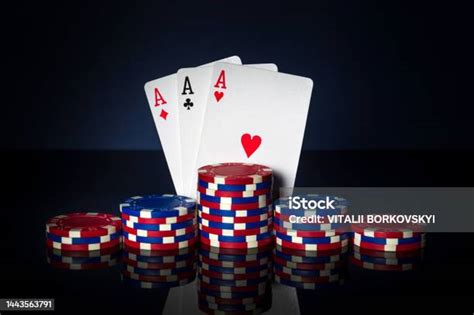 세 가지 종류 또는 세트 조합의 포커 게임 테이블에 칩과 카드 성공하고 3 개의 에이스 우승 0명에 대한 스톡 사진 및 기타
