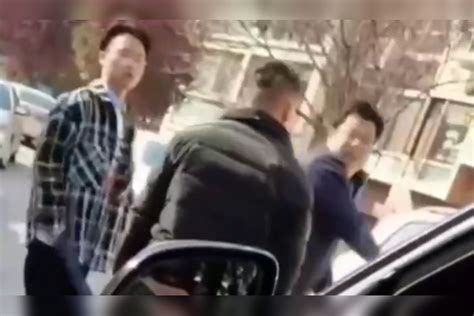 太嚣张！宝马车主逆行还不让路，下车狂扇女司机丈夫耳光车主耳光丈夫