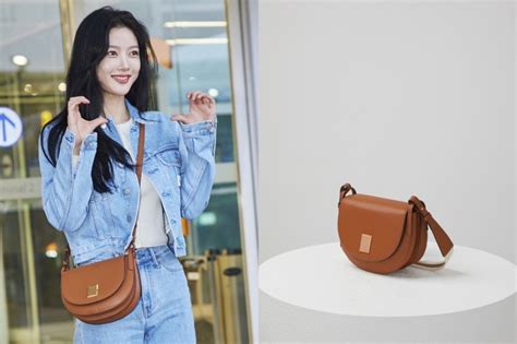 김유정 공항 패션 여자 겨울 코디는 쿠론 가방 티핀 크로스백 추천해요 네이버 블로그