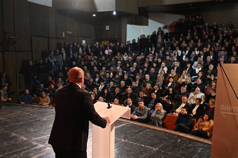 Фотогалерија Ковачевски го крена Кичево на нозе еве колку народ ја следи трибината