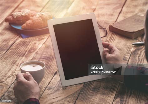 커피 한잔과 함께 나무 테이블에 앉아 있는 동안 복사 공간 디지털 태블릿을 들고 남자의 이미지 20 29세에 대한 스톡 사진 및 기타 이미지 Istock