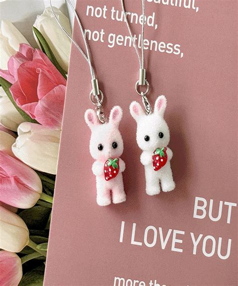 🚀당일출고🚀딸기토끼키링 딸기 토끼 고양이 핸드메이드 키링 가방 버즈 에어팟키링 비즈키링 핸드폰고리 스마트폰 열쇠고리 핸드폰스트랩 핸드폰줄 에이블리