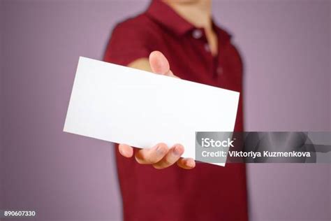 남자 보여주는 빈 흰색 우대 안내 책자 전단지 프리젠테이션입니다 팜플렛에는 손을 잡으십시오 남자 쇼 명확한 오프셋된 종이입니다 시트 서식 파일입니다 소책자 디자인 시트 표시