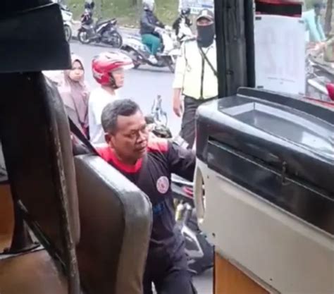Viral Pria Naik Ke Bus Suruh Penumpang Turun Ikut Demo Ternyata Isinya
