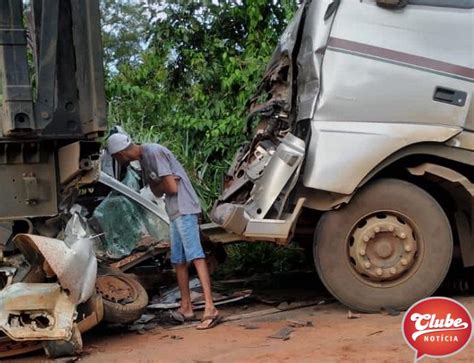 Grave acidente entre carro de passeio ônibus bitrem e carreta deixa uma pessoa morta e duas