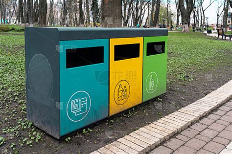 分类玻璃、塑料和纸张废物的容器。街道垃圾分类。