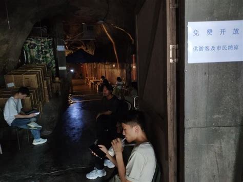 重庆迎高温天气 市民防空洞里避暑纳凉新浪图片