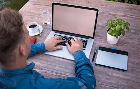 Каковы возможные 🌞 причины щелканья ноутбука 💻