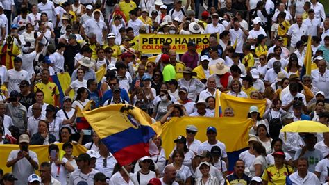 Miles protestan en Colombia contra las políticas del presidente Gustavo Petro