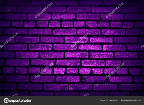 Кирпичная стена фон фиолетовая