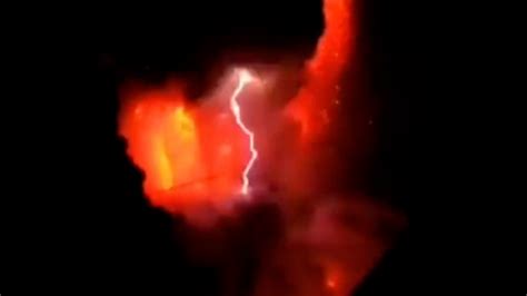 印尼火山喷发，火山灰柱达3000米，闪电穿梭在炙热熔岩中，马来西亚多家航司取消航班凤凰网视频凤凰网