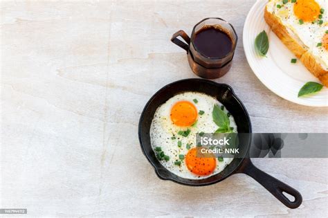 프라이팬 팬에 계란 후라이와 흰색 나무 테이블에 커피가 있는 건강한 아침 식사 음식 검은색에 대한 스톡 사진 및 기타 이미지