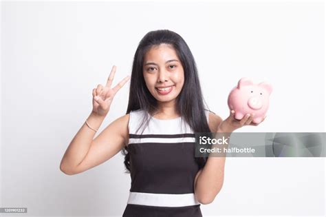 돼지 동전 은행과 아시아 여자 쇼 승리 기호 귀여운에 대한 스톡 사진 및 기타 이미지 귀여운 금융 동전 Istock
