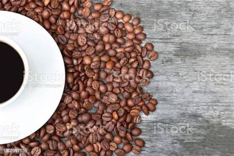 나무 배경에 커피와 커피 콩 한 잔 화이트 커피 컵과 접시 공간을 복사합니다 텍스트에 대 한 배치 0명에 대한 스톡 사진 및 기타 이미지 Istock