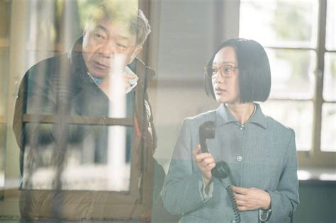 周迅《功勋》屠呦呦花絮 中分短发戴眼镜朴素真实 搜狐大视野 搜狐新闻