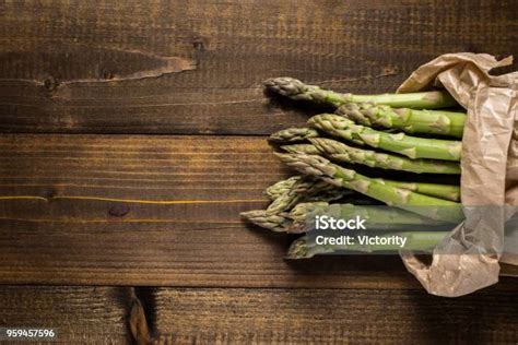종이 가방에 신선한 녹색 아스파라거스의 무리입니다 공간에 복사 합니다 건강한 생활방식에 대한 스톡 사진 및 기타 이미지 건강한 생활방식 건강한 식생활 계절 Istock