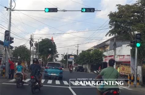 Jalan Simpang Lima Jajag Dipasang Traffic Light Setiap Hari Selalu