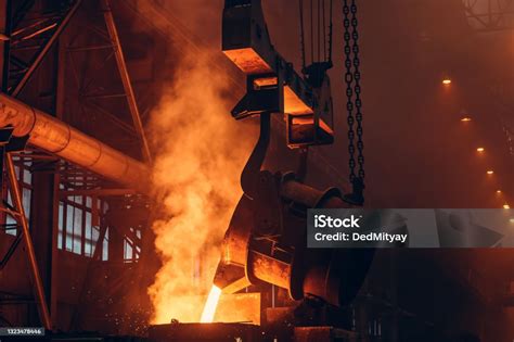 주조 금속 주조 공정 야금 공장에서 불꽃과 연기로 쏟아지는 용융 철 제강 공장에 대한 스톡 사진 및 기타 이미지 제강 공장 강철 열 개념 Istock