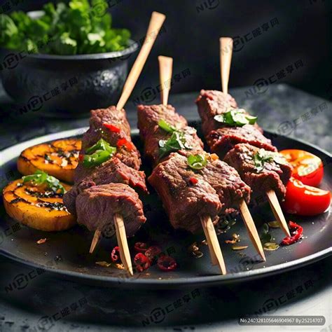 AI创作图五个烤熟的牛肉串 装在黑色的盘子里面 有撒辣椒面画面 背景光线柔和 有其他蔬菜作为背景 盘子下边要有桌子 中国风 看着非常食欲 突出