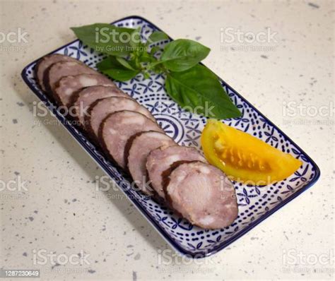 노란 토마토 조각과 바질 잎이 있는 파란색 패턴의 직사각형 접시에 슬라이스된 소시지 고기에 대한 스톡 사진 및 기타 이미지