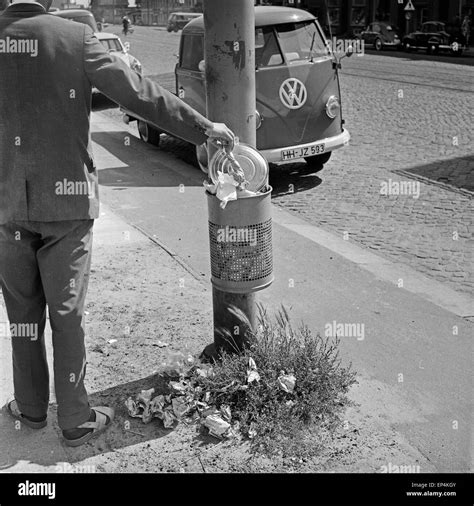 Ein Passant Wirft Seinen Müll In Einen übervollen Mülleimer Am