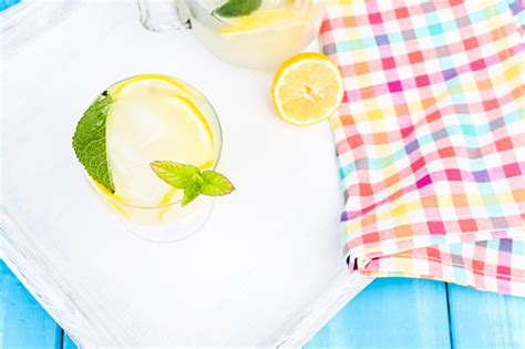 푸른 나무 테이블에 유리에 얼음과 레몬 슬라이스 및 민트와 레모네이드 과일과 비타민과 함께 여름 차가운 상쾌한 음료 감귤류 과일에 대한 스톡 사진 및 기타 이미지 Istock