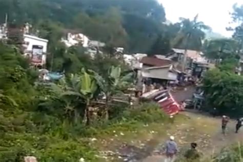 Kecelakaan Di Guci Karena Hand Rem Bus Dilepas Bocah