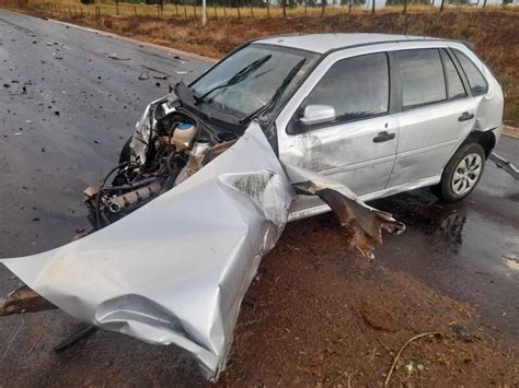 Motorista perde controle e bate em caminhão na MT Mato Grosso G